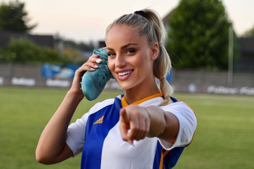 Gorgeous Girls in Uniforms: A Visual Delight in 30 Frames - URAPRESS