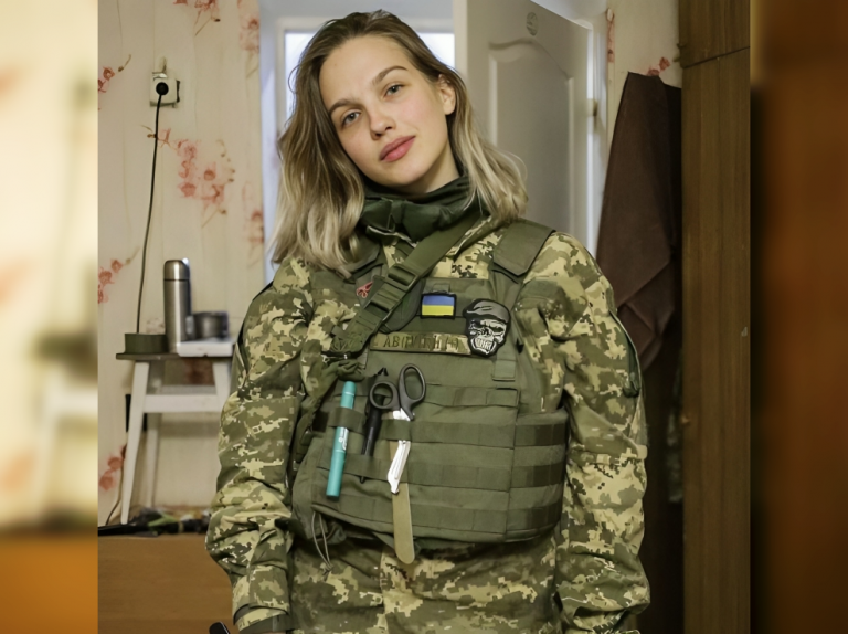 Gorgeous Girls in Uniforms: A Visual Delight in 30 Frames - URAPRESS